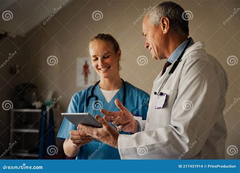 Médicos Do Sexo Masculino E Feminino Que Sorriem Observando Resultados