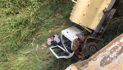 Caminhão cai de ponte na BR em Anápolis e populares se unem para salvar motorista Portal