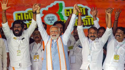 Tn Bjp Chief Annamalai Gets Pm Modis Pat On Back Video Goes Viral