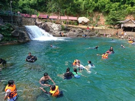 រមណីយដ្ឋានទឹកធ្លាក់តាដា ជារមណីយដ្ឋានមួយដែលមានទីតាំងនៅចង្កេះភ្នំ