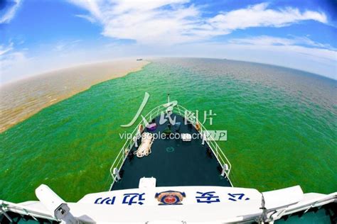 山东东营：黄河入海口“黄蓝交界”景象壮观 人民图片网