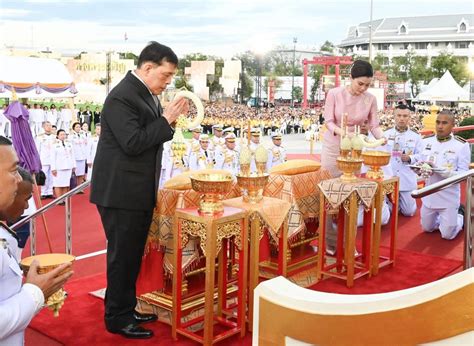 Photo Gallery ในหลวง พระราชินี ทรงสักการะพระบรมสารีริกธาตุ พระเขี้ยวแก้ว เนื่องในโอกาสพิธีมหา