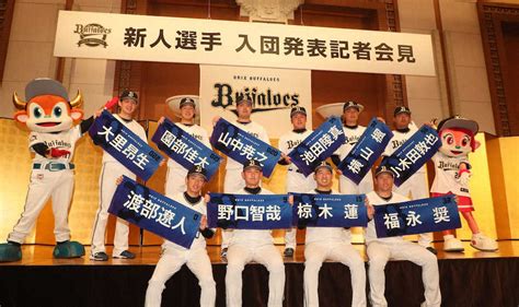 ＜オリックス新入団選手発表＞新入団選手発表会見で名前入りタオルを手に記念写真に納まる（前列左から）渡部遼人、野口智哉、椋木蓮、福永奨（後列左