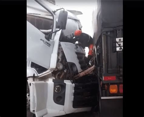 Motorista Fica Preso às Ferragens Após Grave Acidente Entre Carretas
