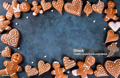 진저 브레드 쿠키가있는 크리스마스 프레임 크리스마스 쿠키 견과류 및 향신료 텍스트 공간을 복사합니다 겨울 방학 배경 모형 새해 작곡 새해 0명에 대한 스톡 사진 및 기타