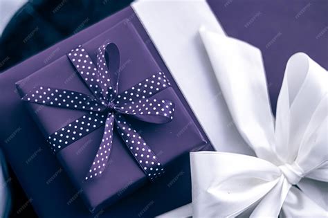 Regalos Navideños Y Regalos De Lujo Envueltos En Cajas De Regalo Moradas Como Regalo Sorpresa