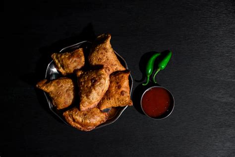소스와 토마토와 접시에 사모사 위에서 수평 보기 소박한 스타일 사모사에 대한 스톡 사진 및 기타 이미지 사모사 채식 음식