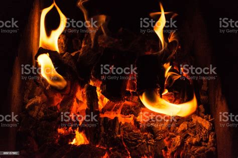 타오르는 붉은 석탄 아름 다운 배경입니다 뜨거운 숯불 연 탄 배경 텍스처재고 이미지 0명에 대한 스톡 사진 및 기타 이미지 0명 검은색 검정색 배경 Istock