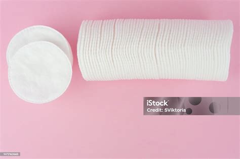 복사 공간이 있는 분홍색 배경에 쌓인 화장품 면 패드 상위 뷰 0명에 대한 스톡 사진 및 기타 이미지 0명 개체 그룹