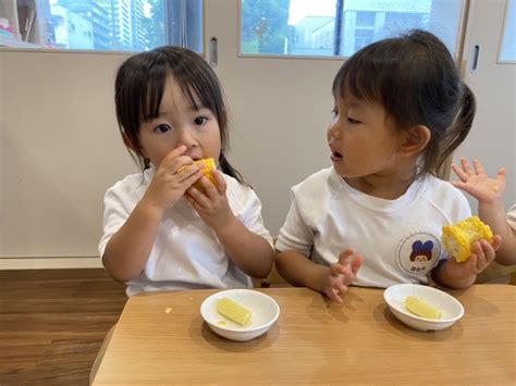 とうもろこしの皮むき体験 鳩の子保育園《静岡市 小規模認可保育園》