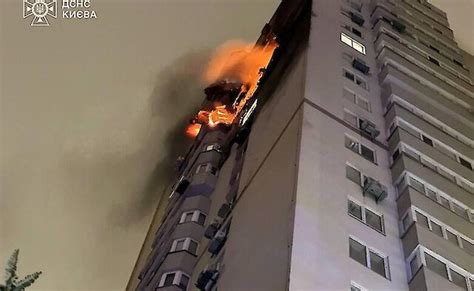 У Києві ворожий дрон влетів у багатоповерхівку у ДСНС показали фото та відео руйнувань Читайте