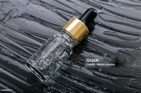 블랙 컬러 워터 웨이브 텍스처 배경에 드롭퍼에 액체 젤 또는 히알루론 콜라겐 세럼에 세럼 스킨케어 화장품 파이펫 병 화장품 건강 얼굴 피부 미용 0명에 대한 스톡 사진 및