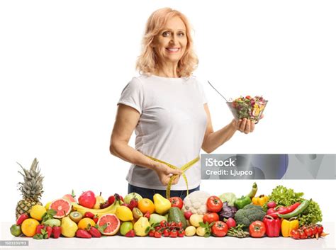 샐러드 한 그릇을 들고 과일과 채소 뒤에 허리를 측정하는 성숙한 여자 55 59세에 대한 스톡 사진 및 기타 이미지 55 59세 건강관리와 의술 건강한 생활방식