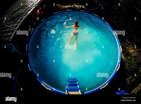 Hohe Betrachtungswinkel Von Mädchen Mit Bikini Schwimmen Im
