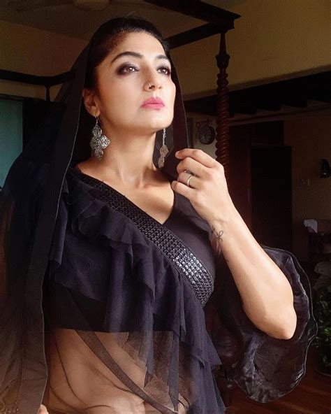 Aarti Nagpal Flaunts Her Voluptuous Physique In A Ruffle Saree