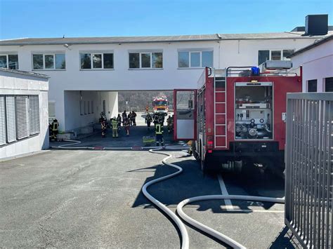 Feuer bei Firma Netzsch in Selb löst Großeinsatz aus Chemiefässer in