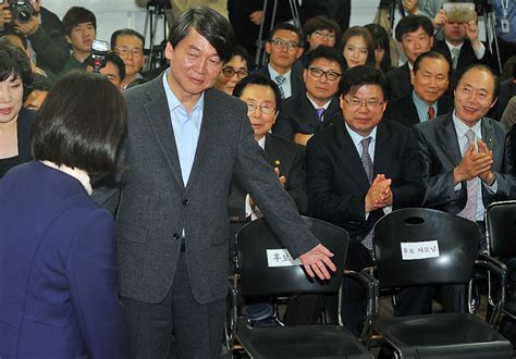 포토 부인 김미경 교수에게 자리 안내하는 안철수 민중의소리