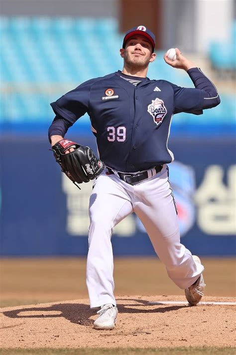 스위퍼 아낀 두산 잭 로그 3이닝 비자책 4실점…보크도 범해