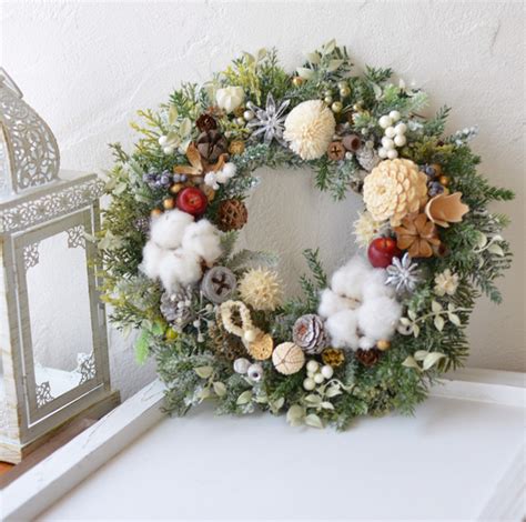 聖夜を飾る粉雪クリスマスリース・針葉樹のグリーンに白いコットン・赤いミニアップルが彩る リース アトリエ咲季 通販｜creemaクリーマ