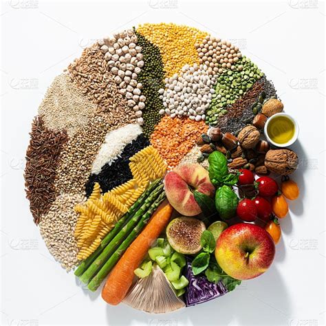 基本的素食成分和产品。采购产品谷物，豆类，新鲜蔬菜和水果，油，种子和坚果。平衡健康的饮食孤立的白色素材 花瓣网