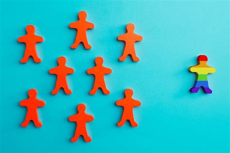 다양성과 포용 개념 다양성의 상징으로 붉은 인형과 하나의 색깔의 인형을 많이 포용적 및 차별 개념 개성 개념에 대한 스톡 사진 및 기타 이미지 Istock