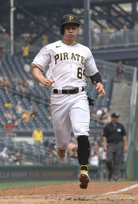 Pirates Rally To Complete Three Game Sweep Of Padres Reuters