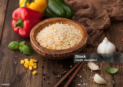 삶은 긴 곡물 Basmati 쌀 과 나무 테이블 배경에 야채와 막대기와 옥수수 마늘과 바질 파프리카 후추 맨 위 보기 건강한 식생활에 대한 스톡 사진 및 기타 이미지