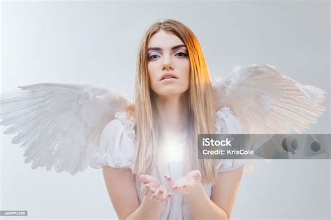 손바닥에 빛을 들고 하늘에서 온 천사 하얀 날개를 가진 천사의 이미지에 젊은 멋진 금발 소녀 날개달린 의상에 대한 스톡 사진 및 기타 이미지 Istock