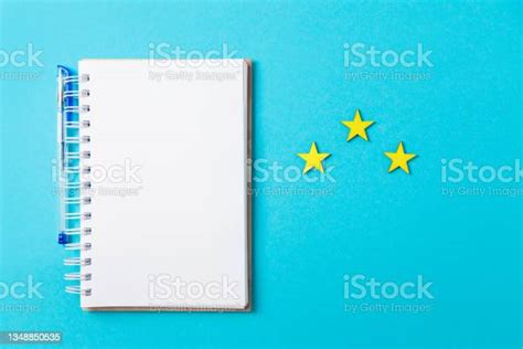 파란색 배경에 펜이 있는 흰색 노트북과 별 3개 플랫 레이 공간을 복사합니다 등급 개념 0명에 대한 스톡 사진 및 기타 이미지