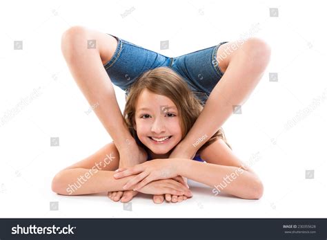 Niña Contorsionista Flexible Jugando Feliz Con Foto De Stock Editar