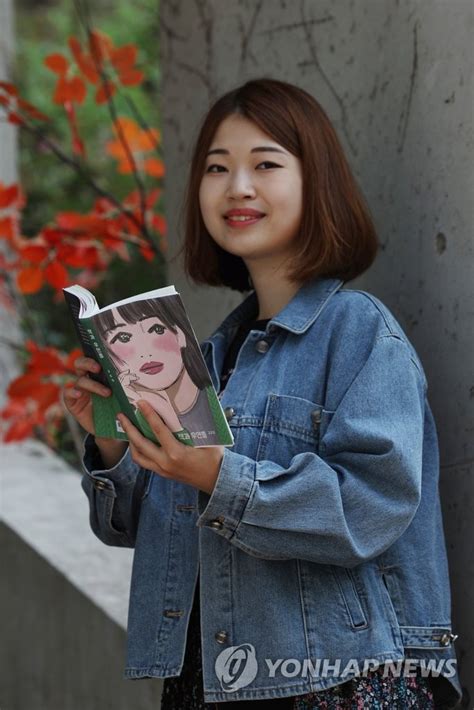 김초엽 첫 에세이 책과 우연들을 들고