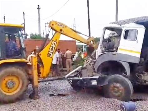 Two Dumpers Collide Cleaner Dies दो डंपरों की भिड़ंत क्लीनर की मौत