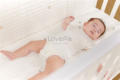 아기 침대에서 자고있는 아기 사진 무료 다운로드 Lovepik