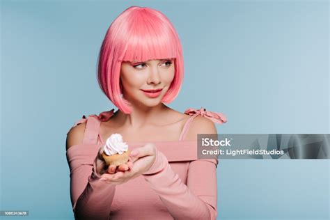핑크색가 발 블루에 고립 된 Buttercream와 함께 맛 있는 컵 케 익 들고 있는 매력적인 여자 매력적인에 대한 스톡 사진 및 기타 이미지 Istock