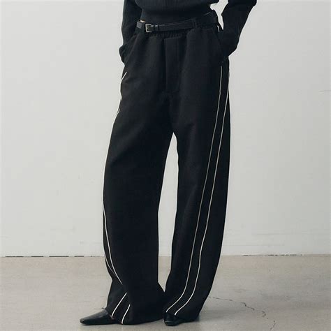 파이핑 커브드 트랙 팬츠 블랙 감도 깊은 취향 셀렉트샵 29cm