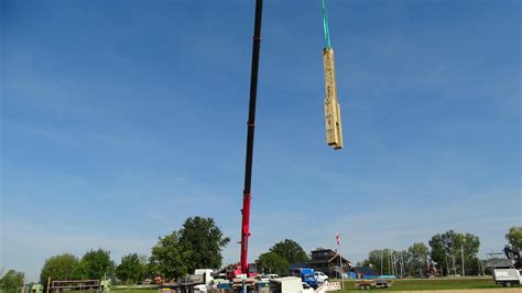 Mit Kran Tauchern Und Riesigem Holzpflock Steg Am Seezentrum Muhr