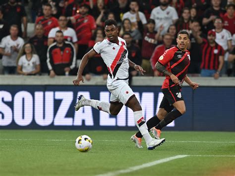 Athletico domina vence Atlético GO e encosta na liderança do