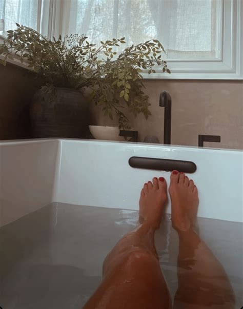 Jessie James Deckers Feet