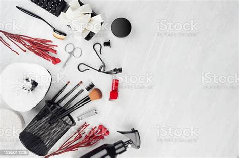 부드러운 밝은 흰색 나무 배경 테두리 복사 공간에 빨간색 나뭇 가지와 매니큐어와 세련된 광택 검은 화장품과 맥업 액세서리 0명에