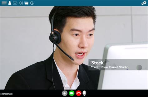 랩톱 모니터 보기에서 화상 회의 앱에서 만나는 비즈니스 사람들 Film Screening에 대한 스톡 사진 및 기타 이미지