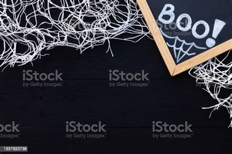 흰색과 검은 할로윈 플랫 레이 검은 나무 배경에 분필 비문 Boo와 거미줄 복사 공간 0명에 대한 스톡 사진 및 기타 이미지