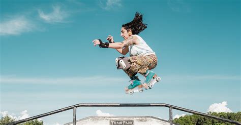 난간 롤러 스케이트 롤러스케이트 수직 쐈어 스케이트 공원 스케이트 타는 사람 스케이트보드 스포츠 여성 점프하는에 관한 무료 스톡 사진