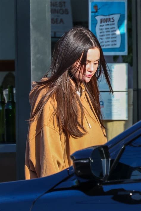 Selena Gomez Steps Out In Cali Casual Chic CelebMafia