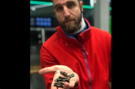 Основателят на Капачки за бъдеще с нов пост от Украйна показа осколките извадени от буса им