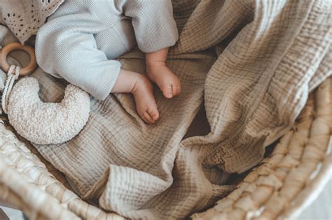 요람에 있는 갓 태어난 아기의 발 평면도 텍스트를 위한 공간 신생아에 대한 스톡 사진 및 기타 이미지 신생아 어머니 환경 보전 Istock