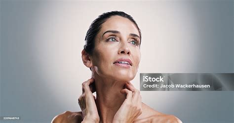 스킨 케어 생각 및 아름다움 피부과 및 노화 방지 치료에 대한 아이디어를 가진 여성 성숙한 모델 천연 화장품 및 회색 스튜디오 배경에 자기 관리 웰빙 및 공간을위한 얼굴 빛