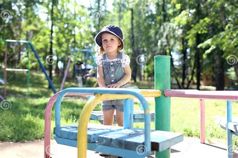 Симпатичная маленькая девушка малыша играет на Playpit внешнем в лете
