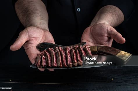 대리석 쇠고기 매체에서 육즙 쇠고기 럼프 스테이크 는 오래된 고기 정육점에 제공 클로즈업 요리사 손으로 고기 스테이크 요리