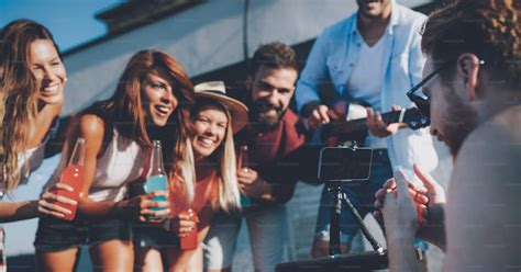 옥상에서 파티를 하는 행복한 젊은 친구들 사진 Unsplash의 우정 이미지