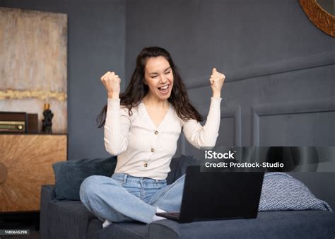 좋은 소식입니다 노트북으로 성공을 축하하는 기쁜 여인 집에서 소파에 앉아 있는 여인 여유 공간 복권에 대한 스톡 사진 및 기타 이미지 Istock